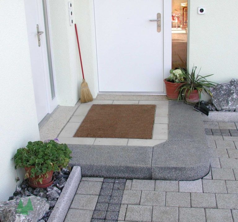 Eingangspodest mit Schuhreiniger – Kaderli AG – Gartenbau