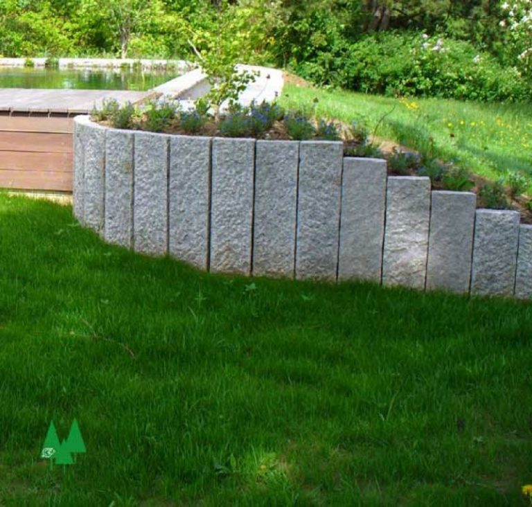 Palisaden und Stelen aus Naturstein – Kaderli AG – Gartenbau