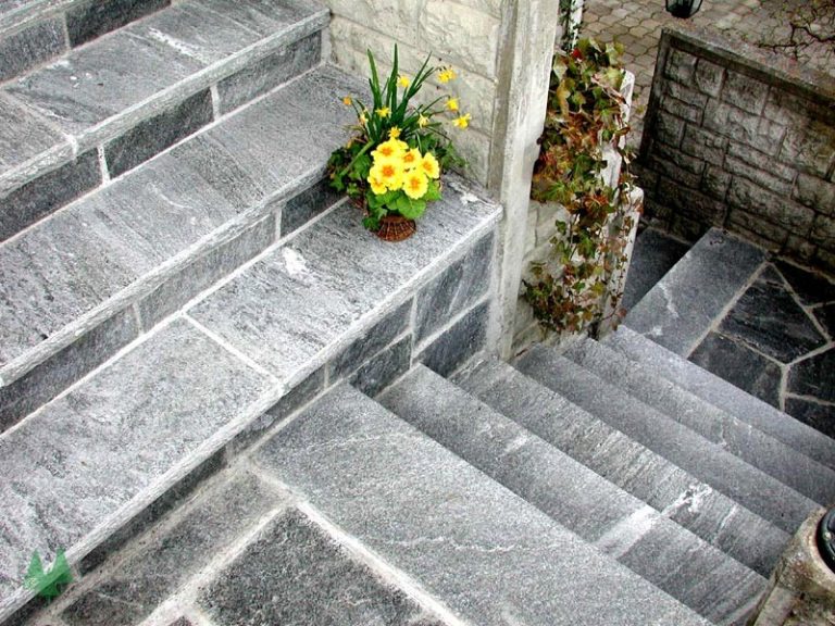 Treppe Naturstein mit Abdeckplatte – Kaderli AG – Gartenbau