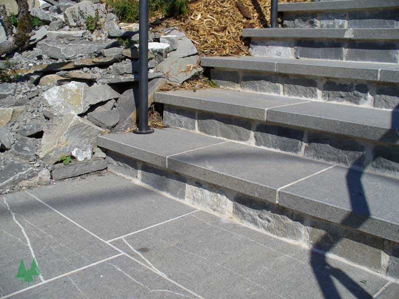 Treppe Naturstein mit Abdeckplatte – Kaderli AG – Gartenbau